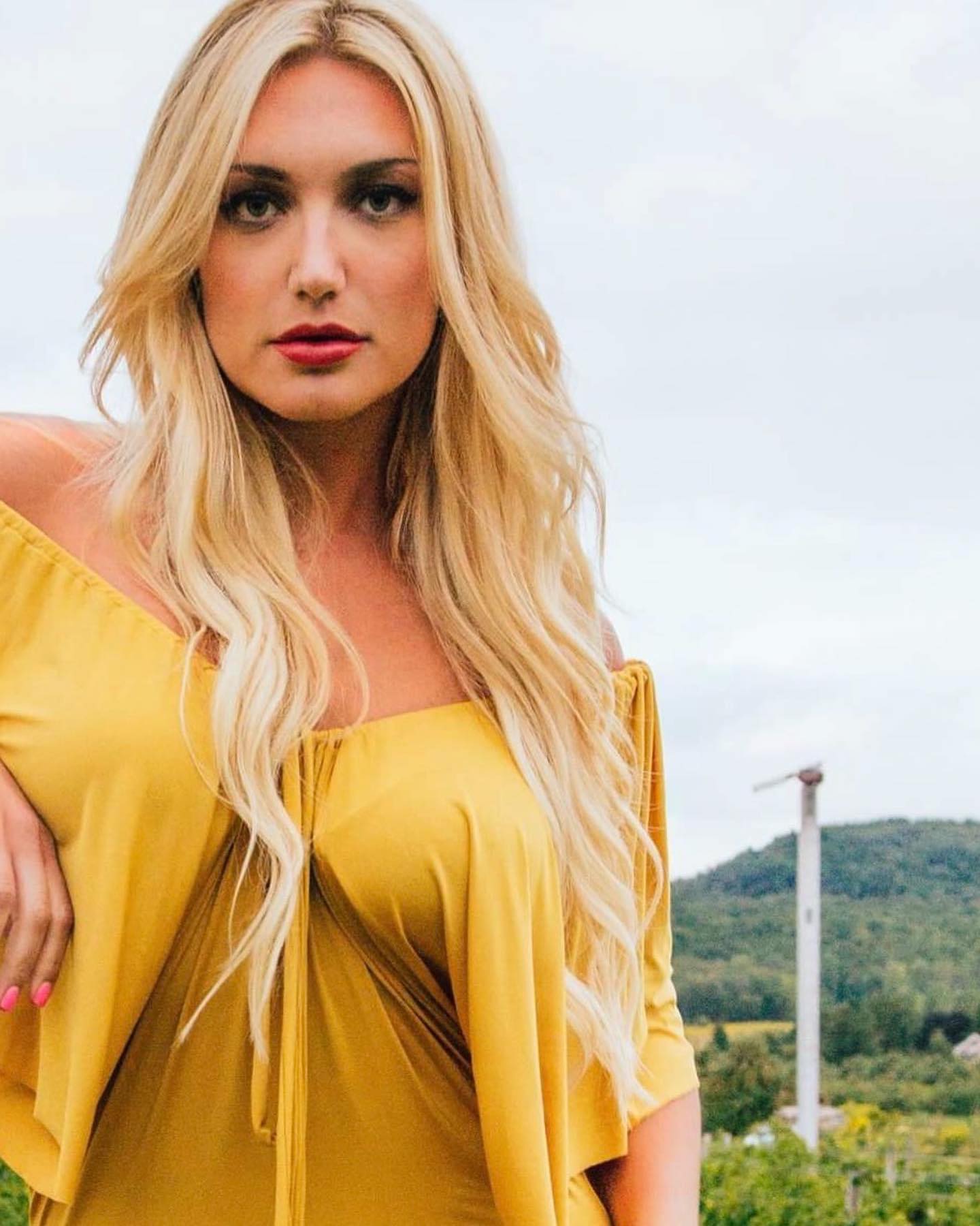 Brooke Hogan Height: The Truth Behind Her Stature - Biographical Dictionary