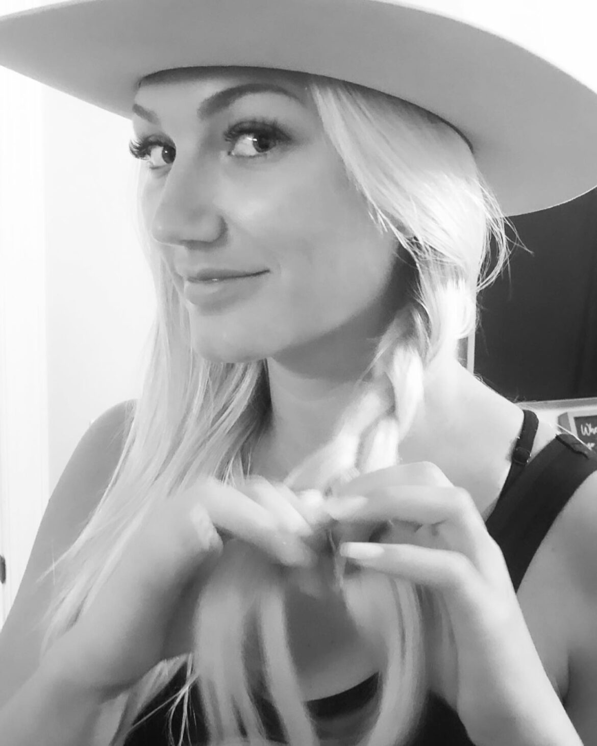 Brooke Hogan Height: The Truth Behind Her Stature - Biographical Dictionary